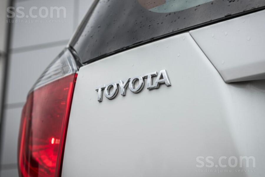 White Toyota Verso 2013 in Riga, with an engine capacity of 1.30 L and mileage of 193 thousand km for 5500 €, photo 8 on AUTOMOTO.COM.LV