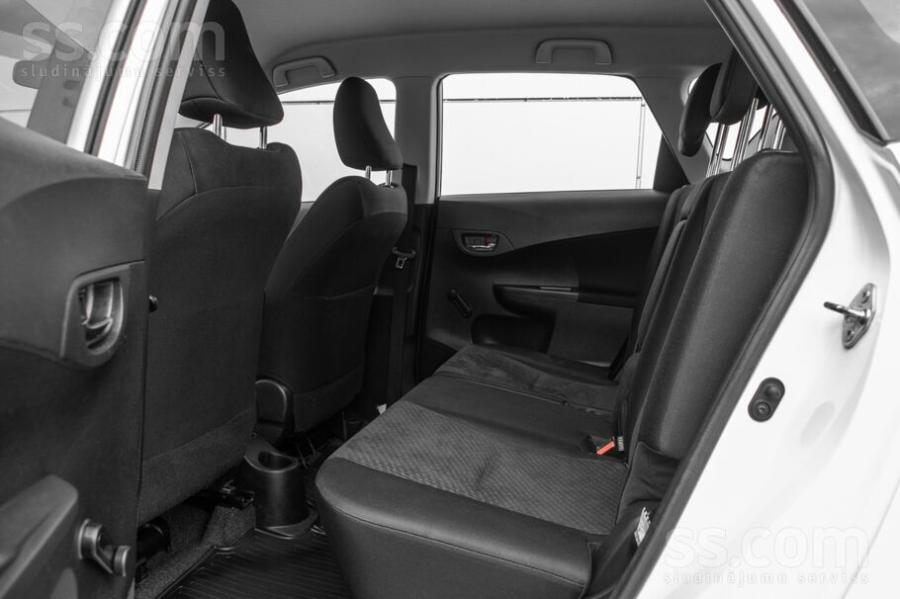 White Toyota Verso 2013 in Riga, with an engine capacity of 1.30 L and mileage of 193 thousand km for 5500 €, photo 13 on AUTOMOTO.COM.LV
