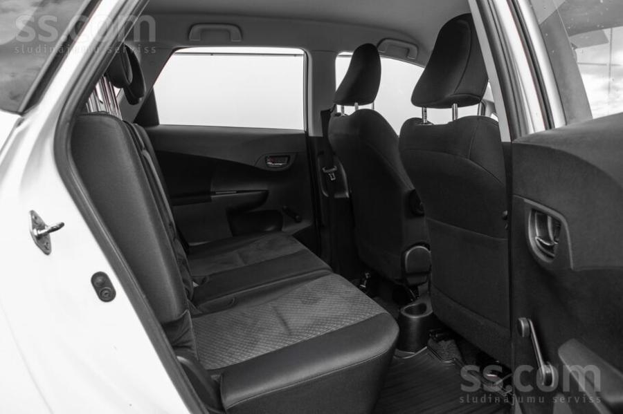 White Toyota Verso 2013 in Riga, with an engine capacity of 1.30 L and mileage of 193 thousand km for 5500 €, photo 14 on AUTOMOTO.COM.LV