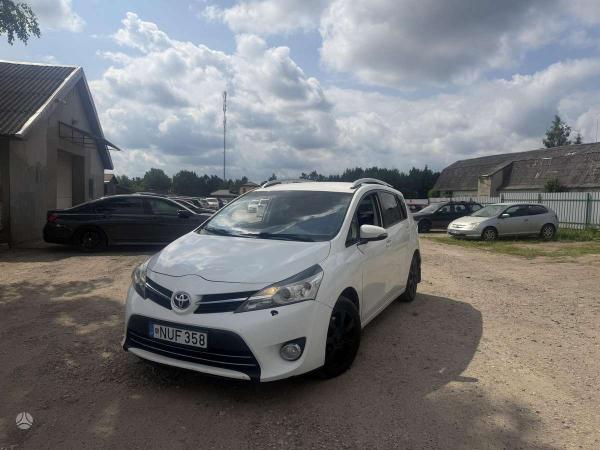 White Toyota Verso 2014 in Vilnius, with an engine capacity of 2.00 L and mileage of 255 thousand km for 4500 €, photo 1 on AUTOMOTO.COM.LV