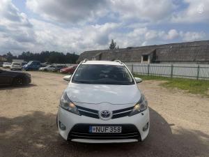 White Toyota Verso 2014 in Vilnius, with an engine capacity of 2.00 L and mileage of 255 thousand km for 4500 €, photo 3 on AUTOMOTO.COM.LV