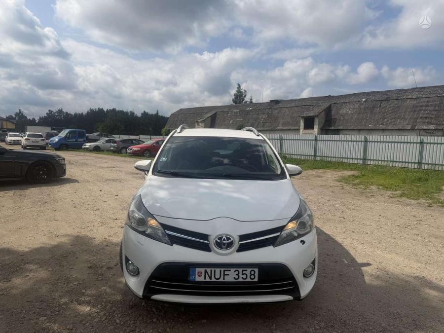 White Toyota Verso 2014 in Vilnius, with an engine capacity of 2.00 L and mileage of 255 thousand km for 4500 €, photo 3 on AUTOMOTO.COM.LV