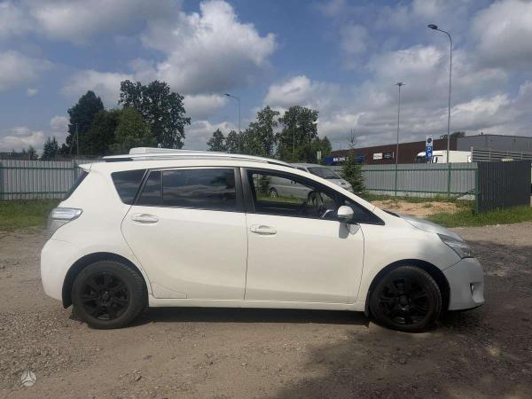 White Toyota Verso 2014 in Vilnius, with an engine capacity of 2.00 L and mileage of 255 thousand km for 4500 €, photo 4 on AUTOMOTO.COM.LV