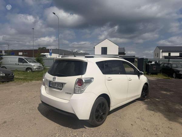 White Toyota Verso 2014 in Vilnius, with an engine capacity of 2.00 L and mileage of 255 thousand km for 4500 €, photo 5 on AUTOMOTO.COM.LV