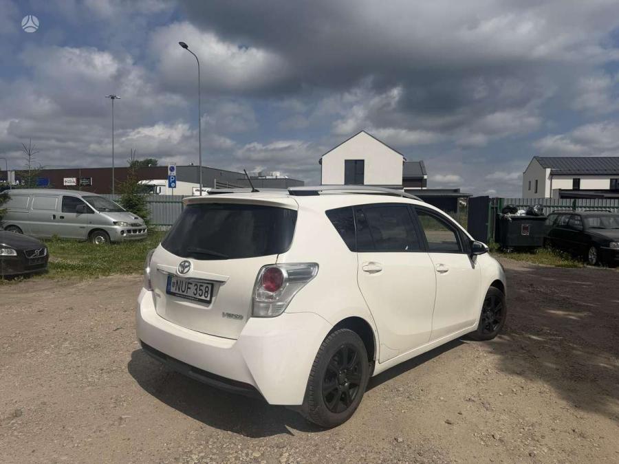 White Toyota Verso 2014 in Vilnius, with an engine capacity of 2.00 L and mileage of 255 thousand km for 4500 €, photo 6 on AUTOMOTO.COM.LV