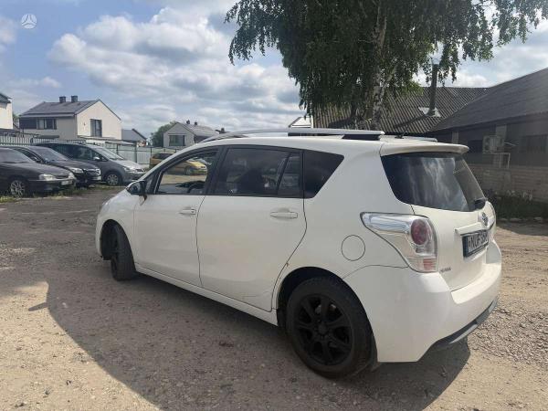 White Toyota Verso 2014 in Vilnius, with an engine capacity of 2.00 L and mileage of 255 thousand km for 4500 €, photo 7 on AUTOMOTO.COM.LV