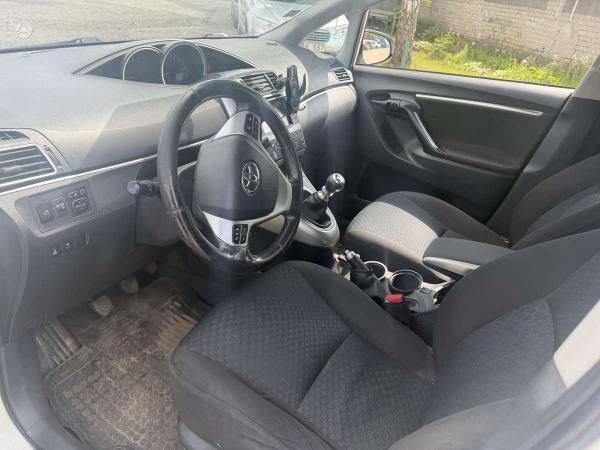 White Toyota Verso 2014 in Vilnius, with an engine capacity of 2.00 L and mileage of 255 thousand km for 4500 €, photo 10 on AUTOMOTO.COM.LV
