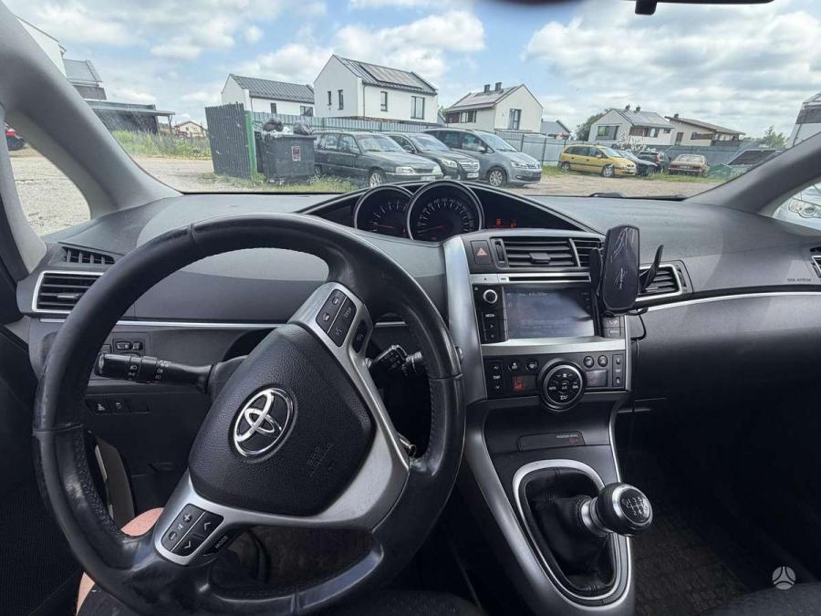 White Toyota Verso 2014 in Vilnius, with an engine capacity of 2.00 L and mileage of 255 thousand km for 4500 €, photo 13 on AUTOMOTO.COM.LV