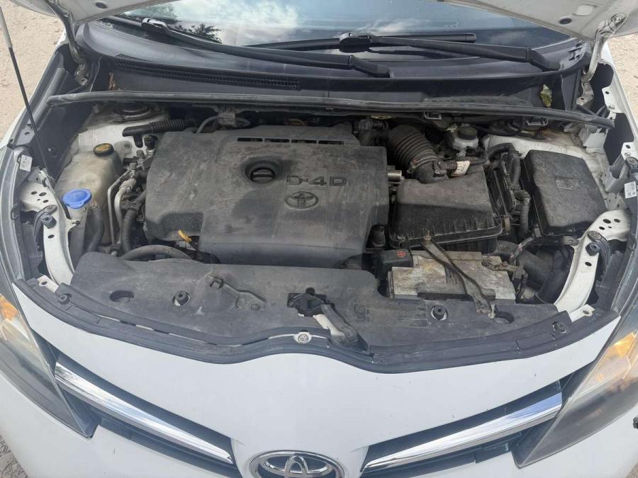 White Toyota Verso 2014 in Vilnius, with an engine capacity of 2.00 L and mileage of 255 thousand km for 4500 €, photo 14 on AUTOMOTO.COM.LV