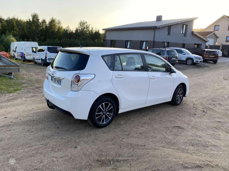 Balts Toyota Verso 2014 Telšiai, ar dzinēja tilpumu 1.60 L un nobraukumu 220 tūkst. km par 4690 €, foto 5 vietnē AUTOMOTO.COM.LV