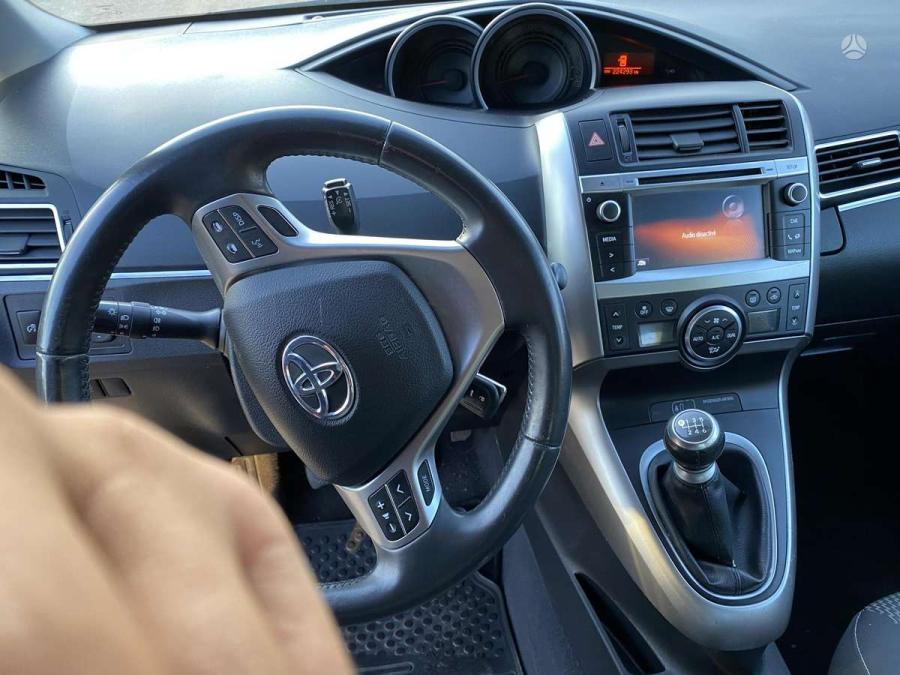 Balts Toyota Verso 2014 Telšiai, ar dzinēja tilpumu 1.60 L un nobraukumu 220 tūkst. km par 4690 €, foto 9 vietnē AUTOMOTO.COM.LV