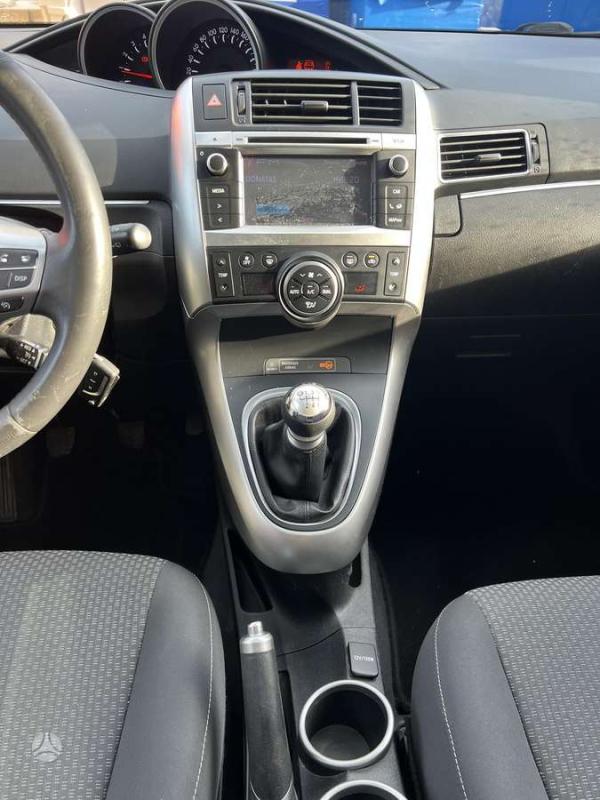Balts Toyota Verso 2014 Tauragė, ar dzinēja tilpumu 2.00 L un nobraukumu 284 tūkst. km par 5450 €, foto 9 vietnē AUTOMOTO.COM.LV