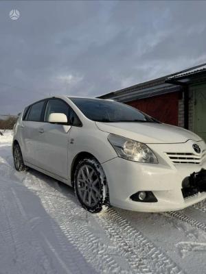 White Toyota Verso 2010 in Elektrenai, with an engine capacity of 2.23 L and mileage of 270 thousand km for 3300 €, photo  on AUTOMOTO.COM.LV