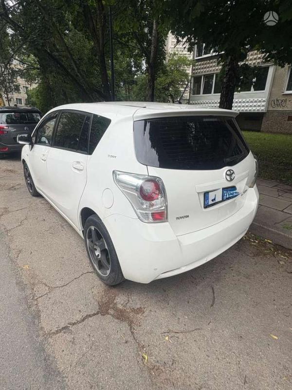 White Toyota Verso 2010 in Vilnius, with an engine capacity of 2.00 L and mileage of 201 thousand km for 3500 €, photo 2 on AUTOMOTO.COM.LV