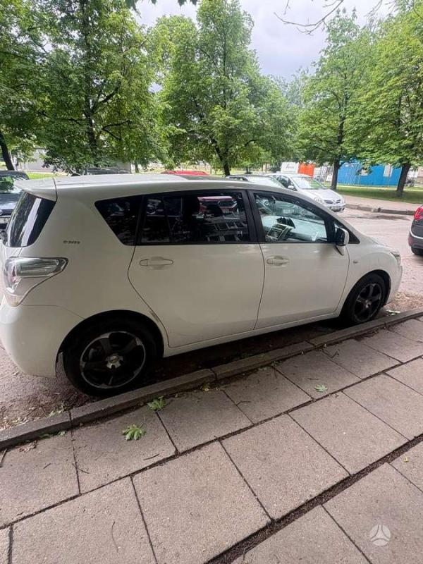 White Toyota Verso 2010 in Vilnius, with an engine capacity of 2.00 L and mileage of 201 thousand km for 3500 €, photo 4 on AUTOMOTO.COM.LV