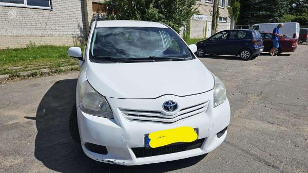Balts Toyota Verso 2010 Viļņa, ar dzinēja tilpumu 2.00 L un nobraukumu 240 tūkst. km par 1850 €, foto 1 vietnē AUTOMOTO.COM.LV