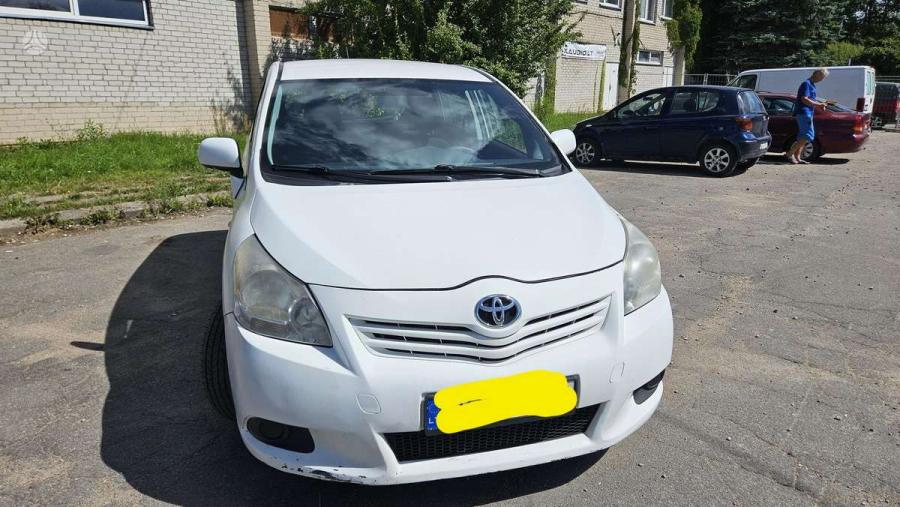 Balts Toyota Verso 2010 Viļņa, ar dzinēja tilpumu 2.00 L un nobraukumu 240 tūkst. km par 1850 €, foto 1 vietnē AUTOMOTO.COM.LV