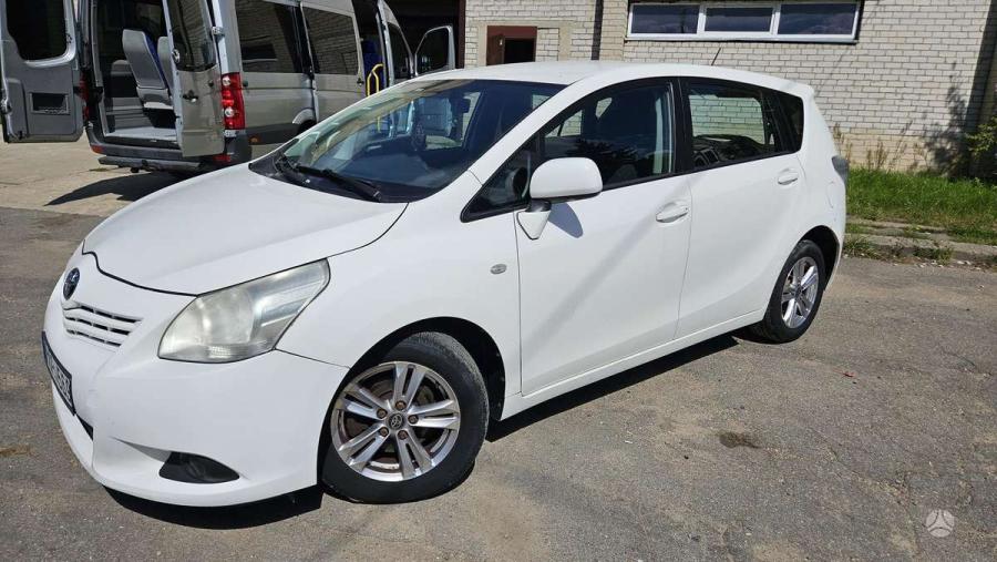 Balts Toyota Verso 2010 Viļņa, ar dzinēja tilpumu 2.00 L un nobraukumu 240 tūkst. km par 1850 €, foto 3 vietnē AUTOMOTO.COM.LV