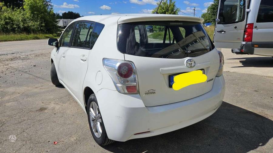 Balts Toyota Verso 2010 Viļņa, ar dzinēja tilpumu 2.00 L un nobraukumu 240 tūkst. km par 1850 €, foto 4 vietnē AUTOMOTO.COM.LV