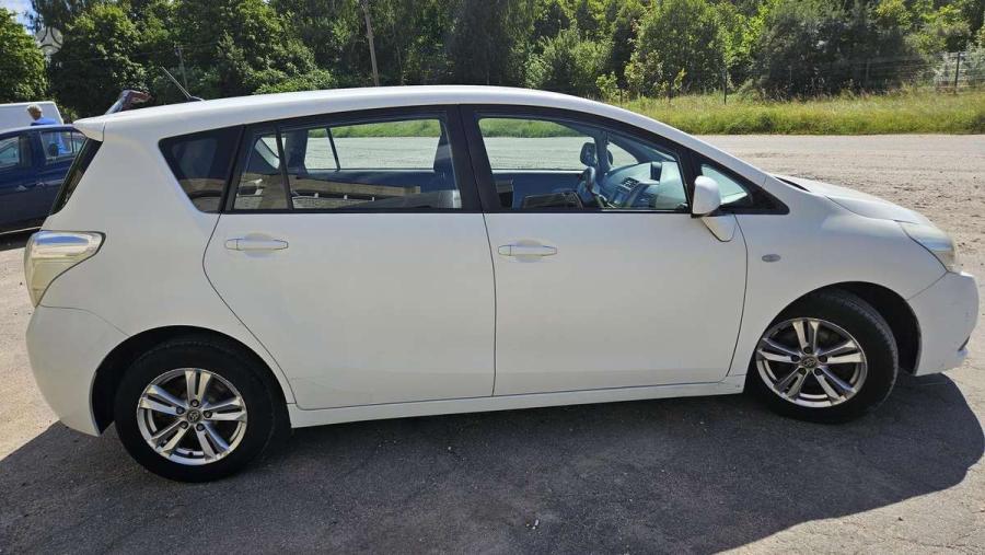 Balts Toyota Verso 2010 Viļņa, ar dzinēja tilpumu 2.00 L un nobraukumu 240 tūkst. km par 1850 €, foto 5 vietnē AUTOMOTO.COM.LV