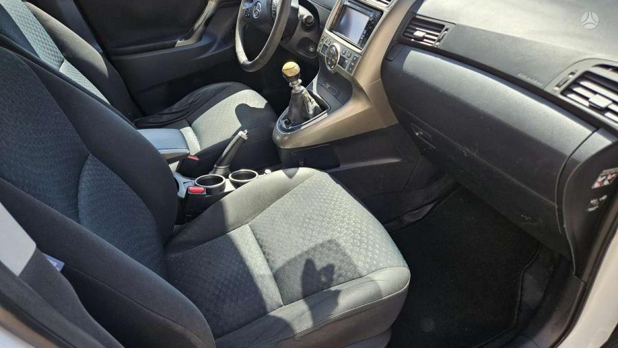 Balts Toyota Verso 2010 Viļņa, ar dzinēja tilpumu 2.00 L un nobraukumu 240 tūkst. km par 1850 €, foto 10 vietnē AUTOMOTO.COM.LV