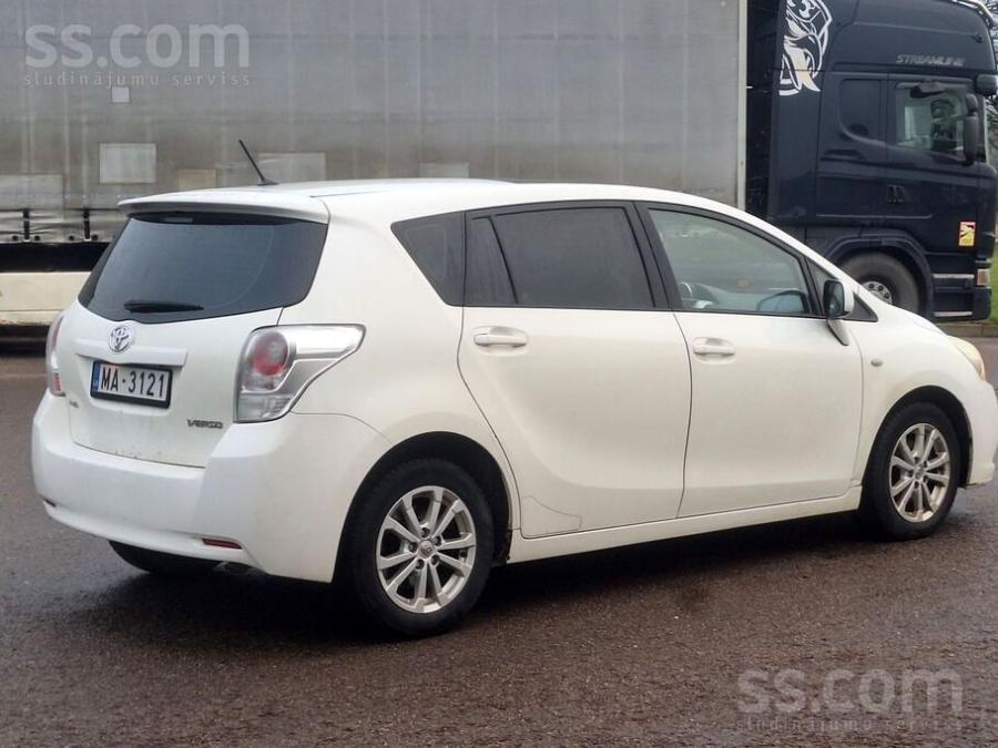 White Toyota Verso 2011 in Valmiera, with an engine capacity of 2.00 L and mileage of 400 thousand km for 2424 €, photo 5 on AUTOMOTO.COM.LV