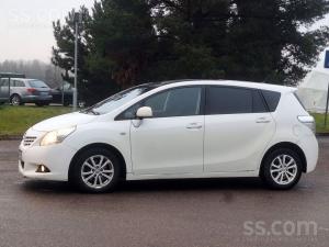 White Toyota Verso 2011 in Valmiera, with an engine capacity of 2.00 L and mileage of 400 thousand km for 2424 €, photo 7 on AUTOMOTO.COM.LV