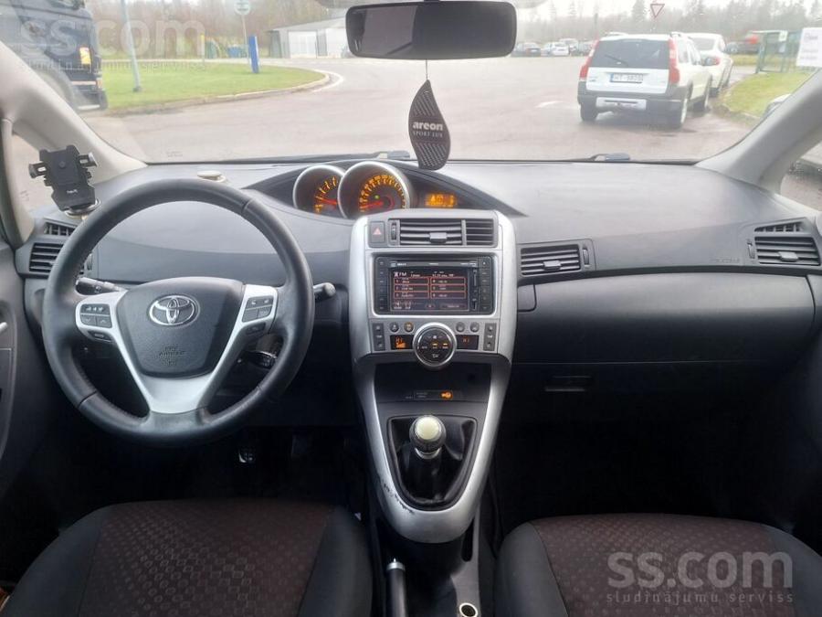 White Toyota Verso 2011 in Valmiera, with an engine capacity of 2.00 L and mileage of 400 thousand km for 2424 €, photo 14 on AUTOMOTO.COM.LV