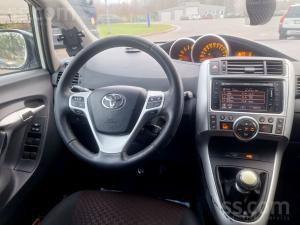 White Toyota Verso 2011 in Valmiera, with an engine capacity of 2.00 L and mileage of 400 thousand km for 2424 €, photo 15 on AUTOMOTO.COM.LV