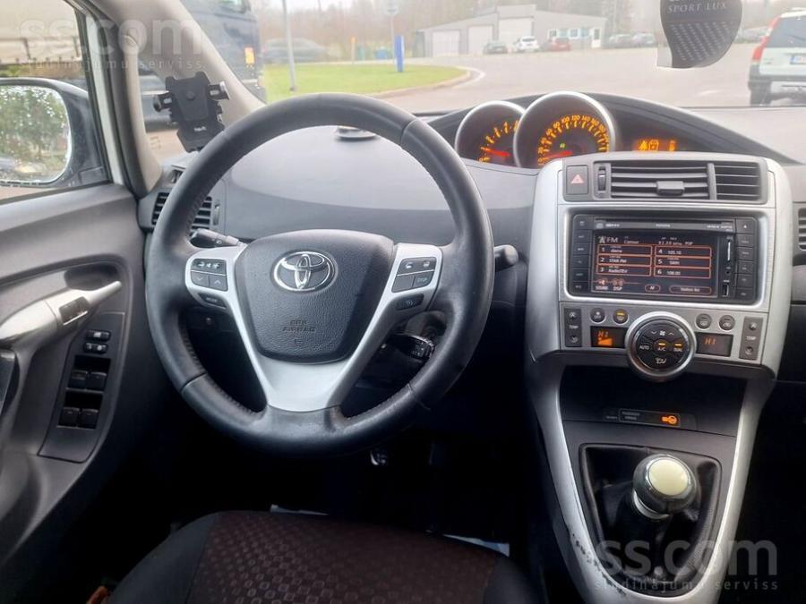 White Toyota Verso 2011 in Valmiera, with an engine capacity of 2.00 L and mileage of 400 thousand km for 2424 €, photo 15 on AUTOMOTO.COM.LV
