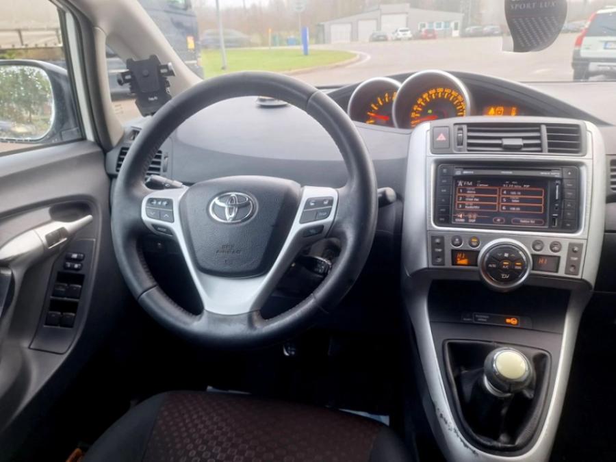 White Toyota Verso 2011 in Cesis, with an engine capacity of 2.00 L and mileage of 400 thousand km for 2750 €, photo 6 on AUTOMOTO.COM.LV