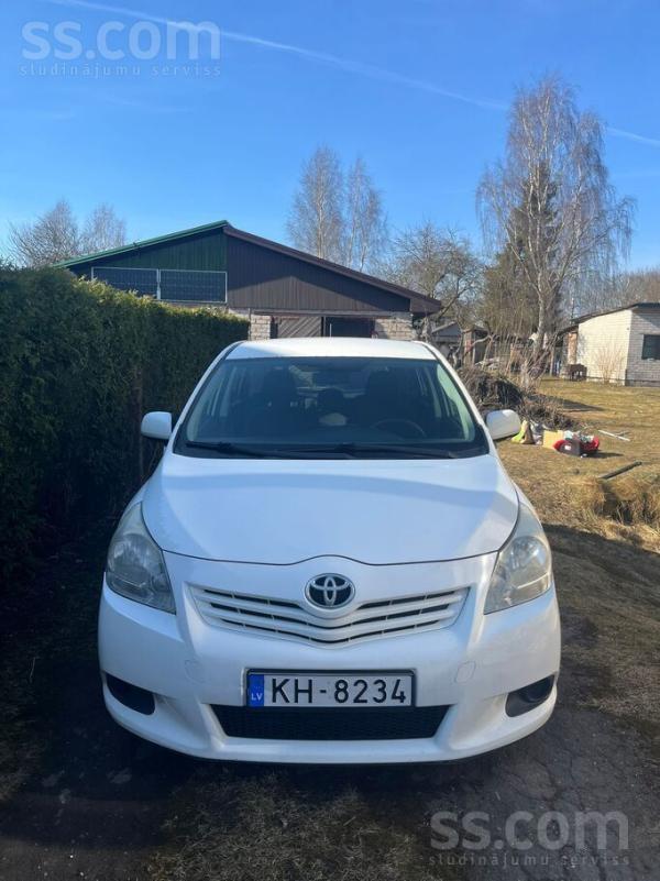 White Toyota Verso 2011 in Riga, with an engine capacity of 2.00 L and mileage of 256 thousand km for 2000 €, photo 1 on AUTOMOTO.COM.LV