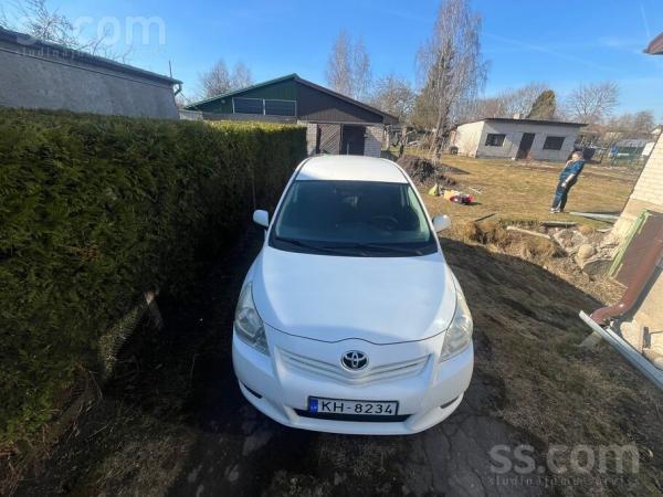 White Toyota Verso 2011 in Riga, with an engine capacity of 2.00 L and mileage of 256 thousand km for 2000 €, photo 2 on AUTOMOTO.COM.LV