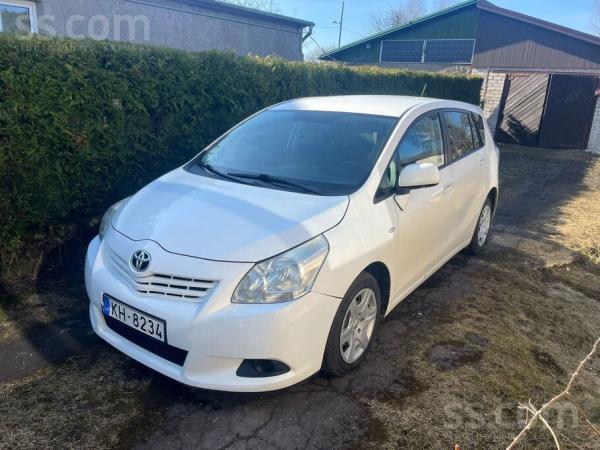 White Toyota Verso 2011 in Riga, with an engine capacity of 2.00 L and mileage of 256 thousand km for 2000 €, photo 3 on AUTOMOTO.COM.LV