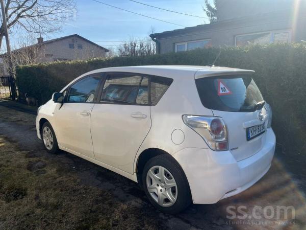 White Toyota Verso 2011 in Riga, with an engine capacity of 2.00 L and mileage of 256 thousand km for 2000 €, photo 5 on AUTOMOTO.COM.LV