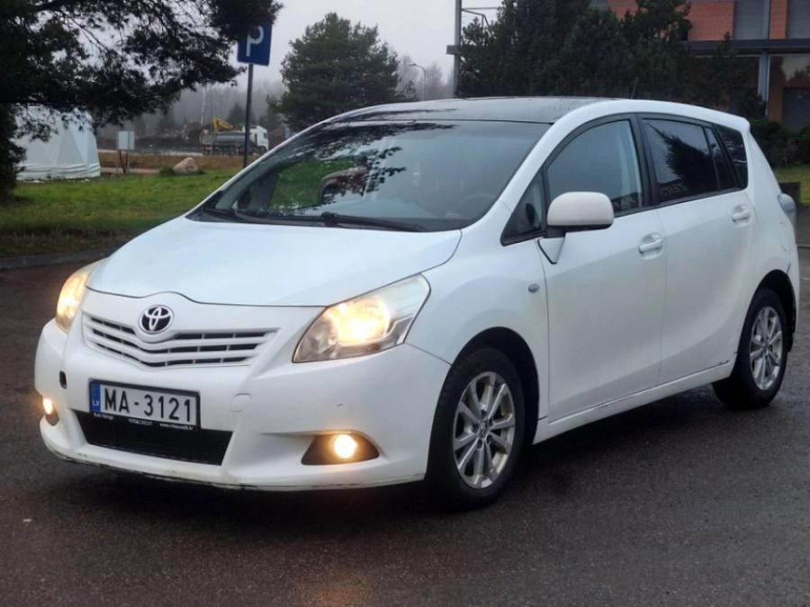 Balts Toyota Verso 2011 Rīga, ar dzinēja tilpumu 2.00 L un nobraukumu 400 tūkst. km par 2333 €, foto 1 vietnē AUTOMOTO.COM.LV