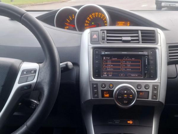 White Toyota Verso 2011 in Riga, with an engine capacity of 2.00 L and mileage of 400 thousand km for 2333 €, photo 5 on AUTOMOTO.COM.LV