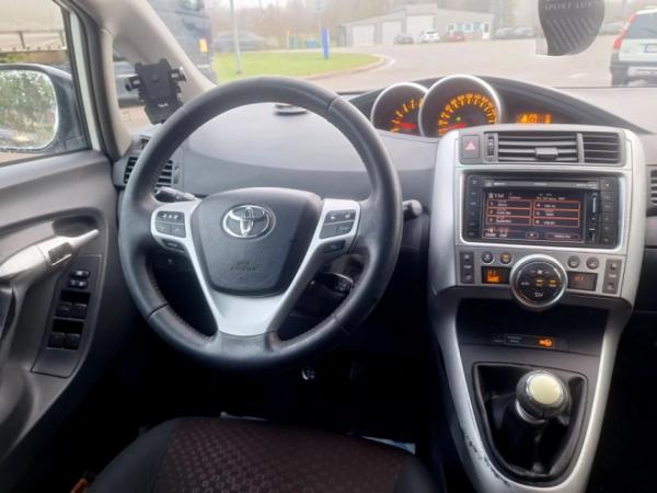 White Toyota Verso 2011 in Riga, with an engine capacity of 2.00 L and mileage of 400 thousand km for 2333 €, photo 6 on AUTOMOTO.COM.LV