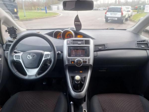 White Toyota Verso 2011 in Riga, with an engine capacity of 2.00 L and mileage of 400 thousand km for 2333 €, photo 7 on AUTOMOTO.COM.LV
