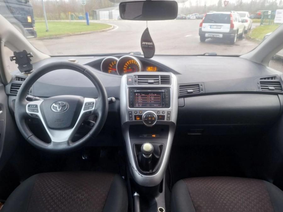 Balts Toyota Verso 2011 Rīga, ar dzinēja tilpumu 2.00 L un nobraukumu 400 tūkst. km par 2333 €, foto 8 vietnē AUTOMOTO.COM.LV