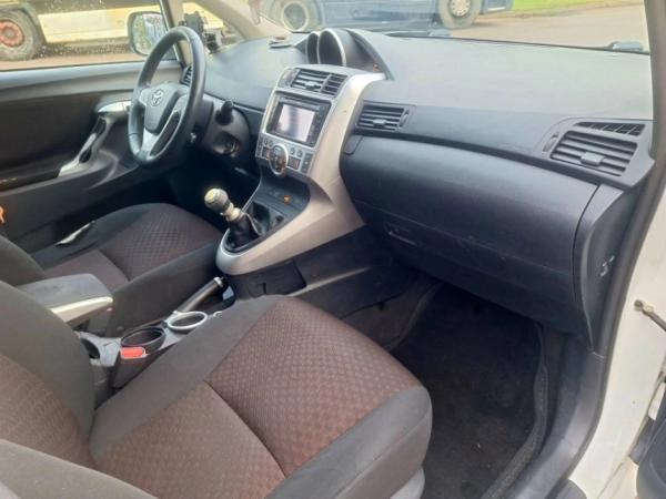 White Toyota Verso 2011 in Riga, with an engine capacity of 2.00 L and mileage of 400 thousand km for 2333 €, photo 8 on AUTOMOTO.COM.LV