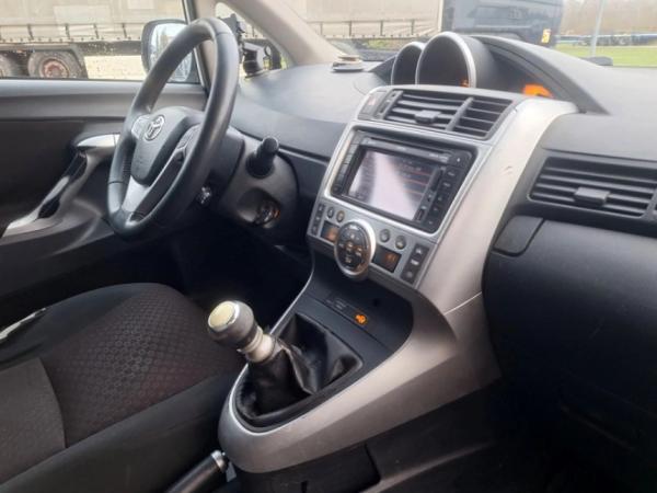 White Toyota Verso 2011 in Riga, with an engine capacity of 2.00 L and mileage of 400 thousand km for 2333 €, photo 9 on AUTOMOTO.COM.LV