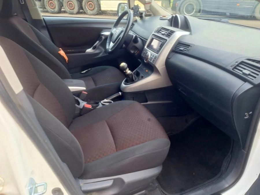 Balts Toyota Verso 2011 Rīga, ar dzinēja tilpumu 2.00 L un nobraukumu 400 tūkst. km par 2333 €, foto 11 vietnē AUTOMOTO.COM.LV
