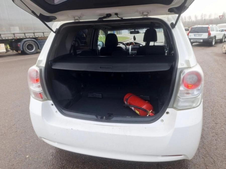 Balts Toyota Verso 2011 Rīga, ar dzinēja tilpumu 2.00 L un nobraukumu 400 tūkst. km par 2333 €, foto 13 vietnē AUTOMOTO.COM.LV
