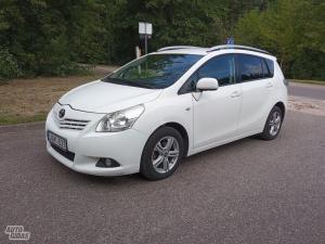 White Toyota Verso 2011 in Vilnius, with an engine capacity of 2.00 L and mileage of 234 thousand km for 3990 €, photo  on AUTOMOTO.COM.LV