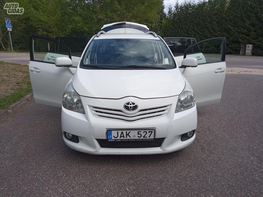 White Toyota Verso 2011 in Vilnius, with an engine capacity of 2.00 L and mileage of 234 thousand km for 3790 €, photo 10 on AUTOMOTO.COM.LV