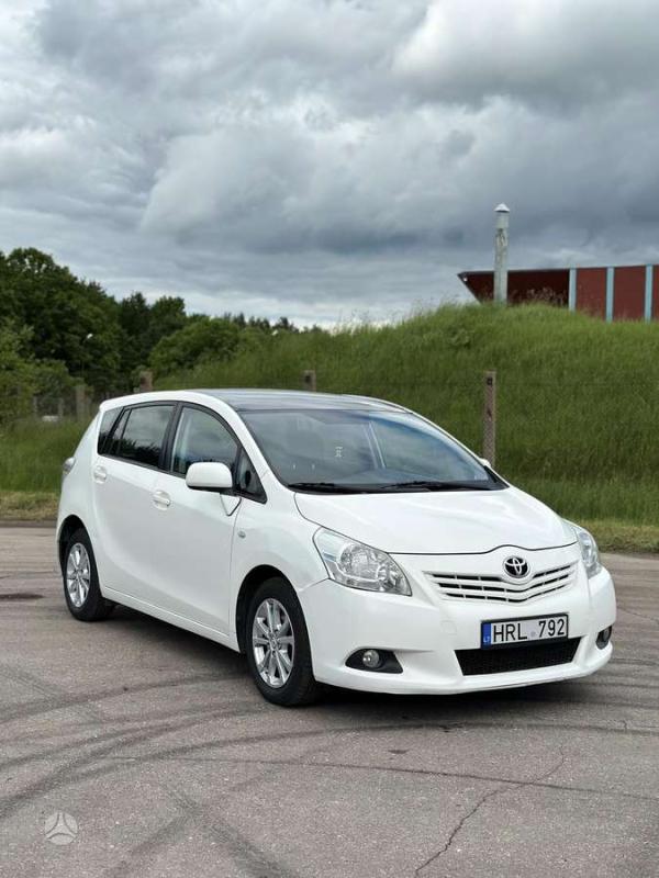 White Toyota Verso 2011 in Vilnius, with an engine capacity of 2.00 L and mileage of 271 thousand km for 3300 €, photo 1 on AUTOMOTO.COM.LV