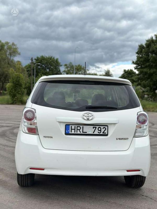 White Toyota Verso 2011 in Vilnius, with an engine capacity of 2.00 L and mileage of 271 thousand km for 3300 €, photo 6 on AUTOMOTO.COM.LV