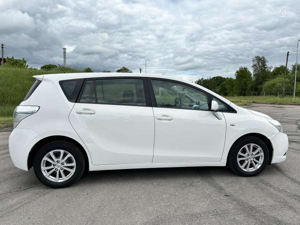 White Toyota Verso 2011 in Vilnius, with an engine capacity of 2.00 L and mileage of 271 thousand km for 3300 €, photo 8 on AUTOMOTO.COM.LV