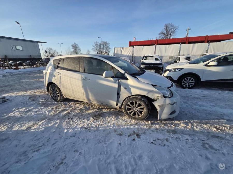 Белый Тойота Версо 2012 в Таураге, объемом двигателя 2.00 л и пробегом 280 тыс. км за 2350 €, фото 5 на AUTOMOTO.COM.LV